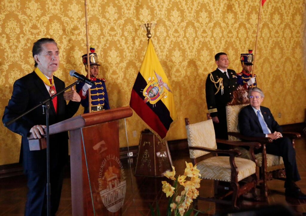 EL PRESIDENTE LASSO GALARDONA A ALFOSO ESPINOSA DE LOS MONTEROS POR SU ...