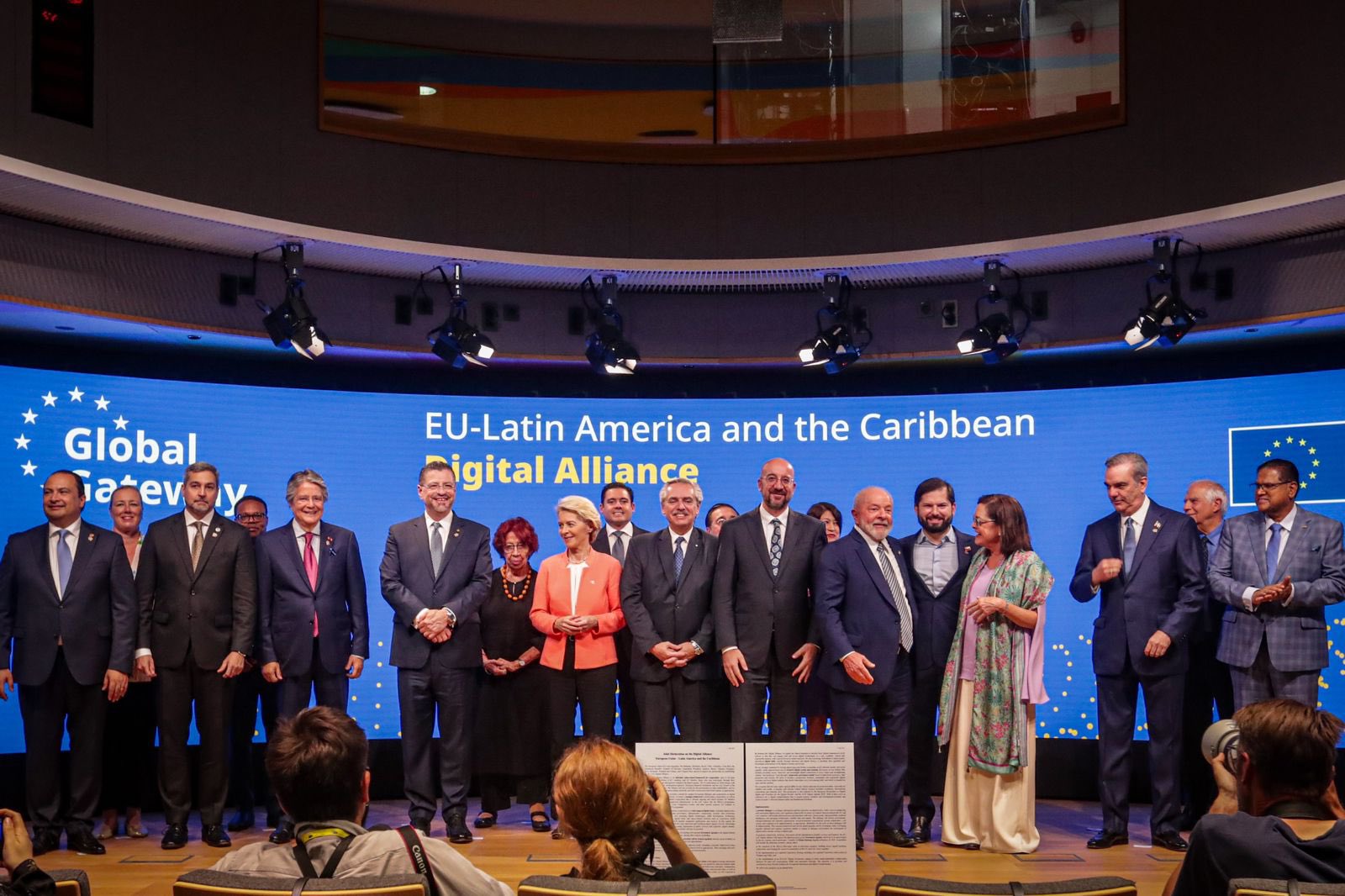 DEMOCRACIA, COOPERACIÓN INTERNACIONAL E INVERSIONES PARA ECUADOR: LOS ...